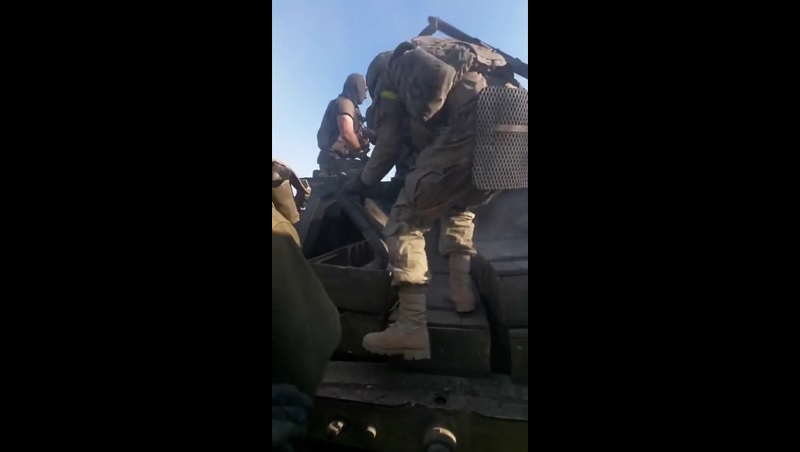 Ukrainian Artillery Crew Displaces After Counter-Battery Attack