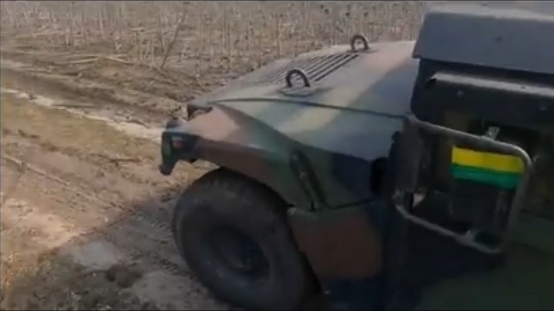 Ukrainian Humvee Crew Nearly Hits Anti-Tank Mine