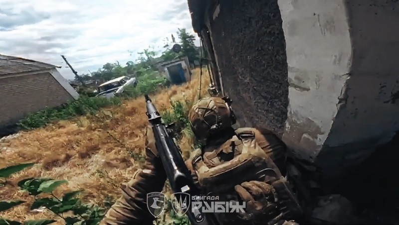 SOF Unit Locks Down Russians in a Basement